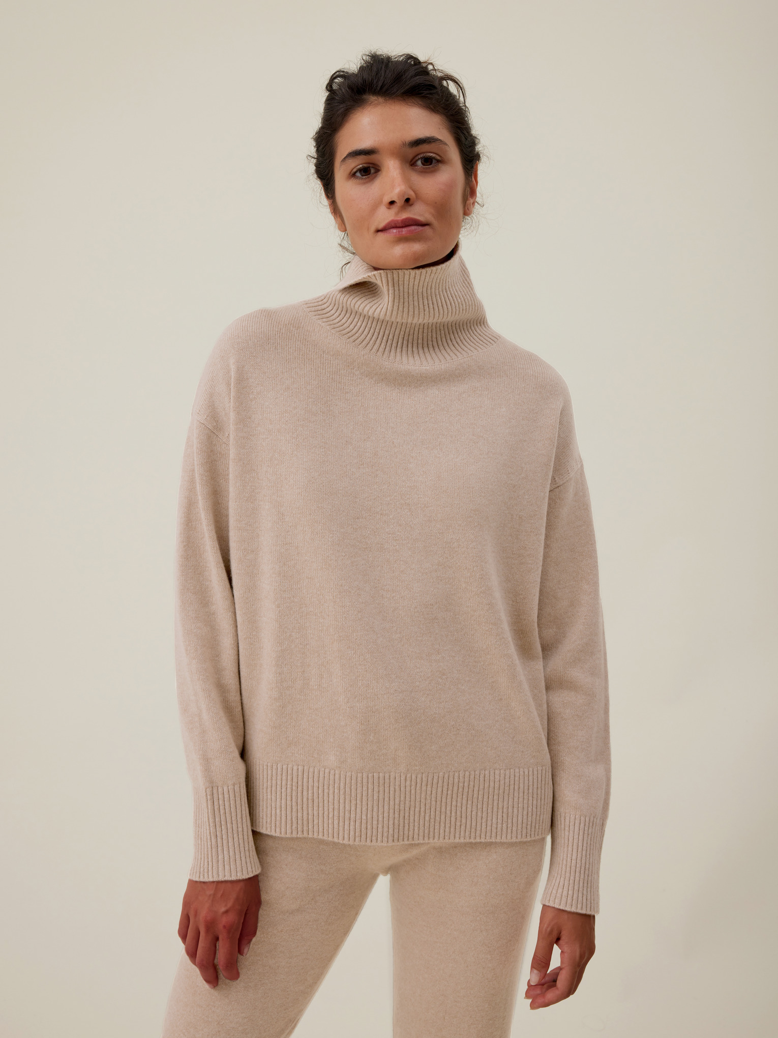 Karam - Pull col roulé en cachemire 4 fils beige clair pour femme